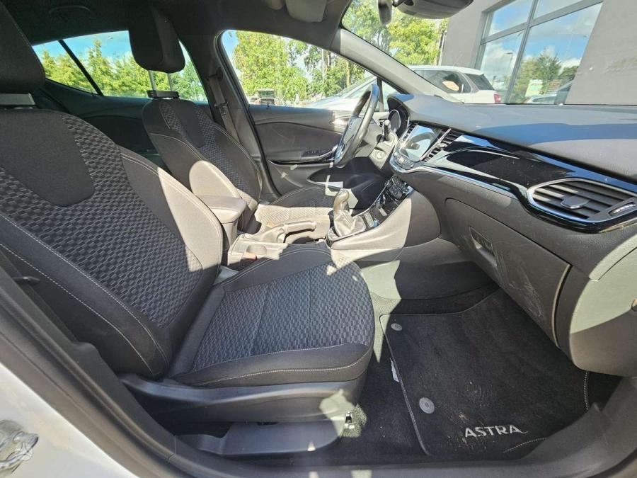 White Opel Astra 2016 in Taurage, with an engine capacity of 1.60 L and mileage of 230 thousand km for 5300 €, photo 13 on AUTOMOTO.COM.LV