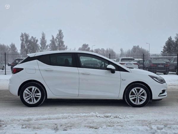 White Opel Astra 2017 in Taurage, with an engine capacity of 1.60 L and mileage of 219 thousand km for 6700 €, photo 3 on AUTOMOTO.COM.LV