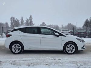 White Opel Astra 2017 in Taurage, with an engine capacity of 1.60 L and mileage of 219 thousand km for 6700 €, photo 3 on AUTOMOTO.COM.LV