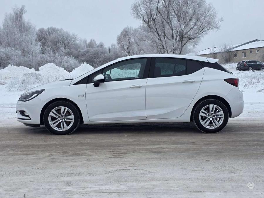 White Opel Astra 2017 in Taurage, with an engine capacity of 1.60 L and mileage of 219 thousand km for 6700 €, photo 4 on AUTOMOTO.COM.LV