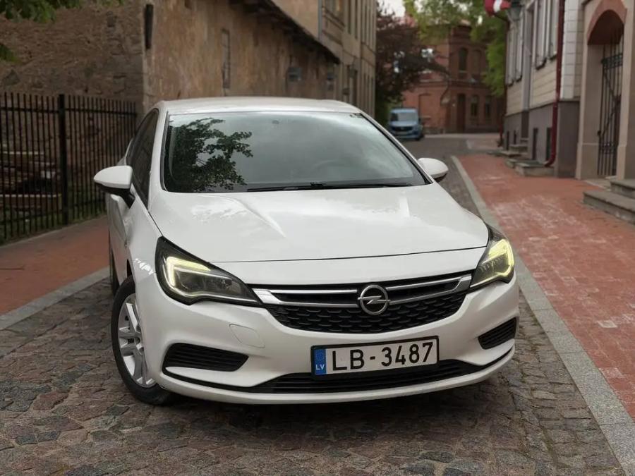 White Opel Astra 2017 in Cesis, with an engine capacity of 1.60 L and mileage of 299 thousand km for 3990 €, photo 1 on AUTOMOTO.COM.LV
