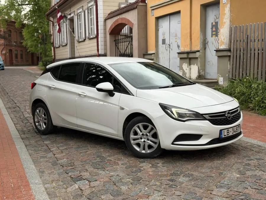 White Opel Astra 2017 in Cesis, with an engine capacity of 1.60 L and mileage of 299 thousand km for 3990 €, photo 3 on AUTOMOTO.COM.LV
