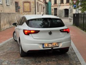 White Opel Astra 2017 in Cesis, with an engine capacity of 1.60 L and mileage of 299 thousand km for 3990 €, photo 4 on AUTOMOTO.COM.LV
