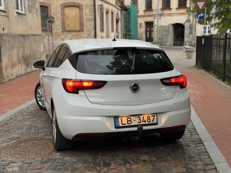 White Opel Astra 2017 in Cesis, with an engine capacity of 1.60 L and mileage of 299 thousand km for 3990 €, photo 4 on AUTOMOTO.COM.LV