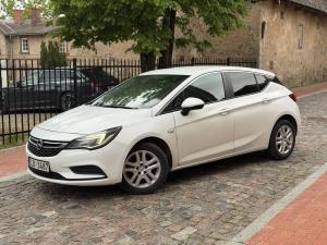 White Opel Astra 2017 in Cesis, with an engine capacity of 1.60 L and mileage of 299 thousand km for 3990 €, photo 7 on AUTOMOTO.COM.LV