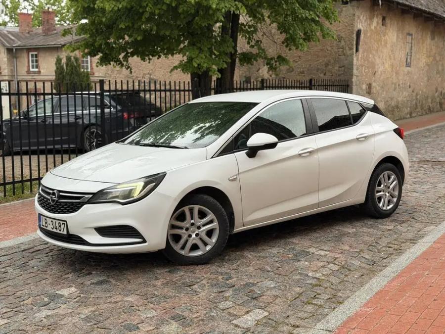 White Opel Astra 2017 in Cesis, with an engine capacity of 1.60 L and mileage of 299 thousand km for 3990 €, photo 7 on AUTOMOTO.COM.LV