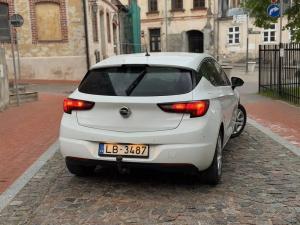 White Opel Astra 2017 in Cesis, with an engine capacity of 1.60 L and mileage of 299 thousand km for 3990 €, photo 8 on AUTOMOTO.COM.LV