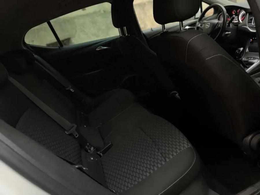 White Opel Astra 2017 in Cesis, with an engine capacity of 1.60 L and mileage of 299 thousand km for 3990 €, photo 12 on AUTOMOTO.COM.LV