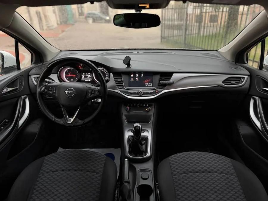White Opel Astra 2017 in Cesis, with an engine capacity of 1.60 L and mileage of 299 thousand km for 3990 €, photo 13 on AUTOMOTO.COM.LV