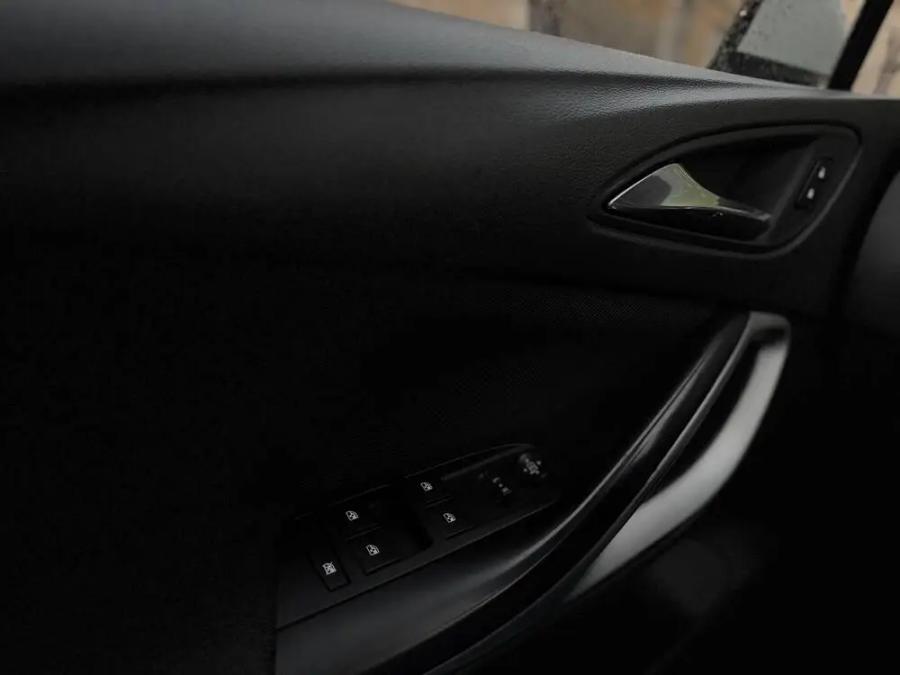White Opel Astra 2017 in Cesis, with an engine capacity of 1.60 L and mileage of 299 thousand km for 3990 €, photo 21 on AUTOMOTO.COM.LV