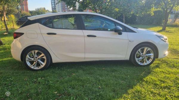 White Opel Astra 2017 in Druskininkai, with an engine capacity of 1.60 L and mileage of 196 thousand km for 5999 €, photo 6 on AUTOMOTO.COM.LV