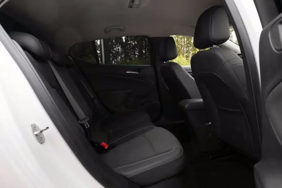Balts Opel Astra 2018 Jelgava, ar dzinēja tilpumu 1.60 L un nobraukumu 159 tūkst. km par 4000 €, foto 19 vietnē AUTOMOTO.COM.LV