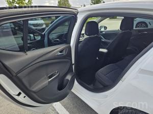White Opel Astra 2018 in Riga, with an engine capacity of 1.60 L and mileage of 185 thousand km for 7700 €, photo 12 on AUTOMOTO.COM.LV