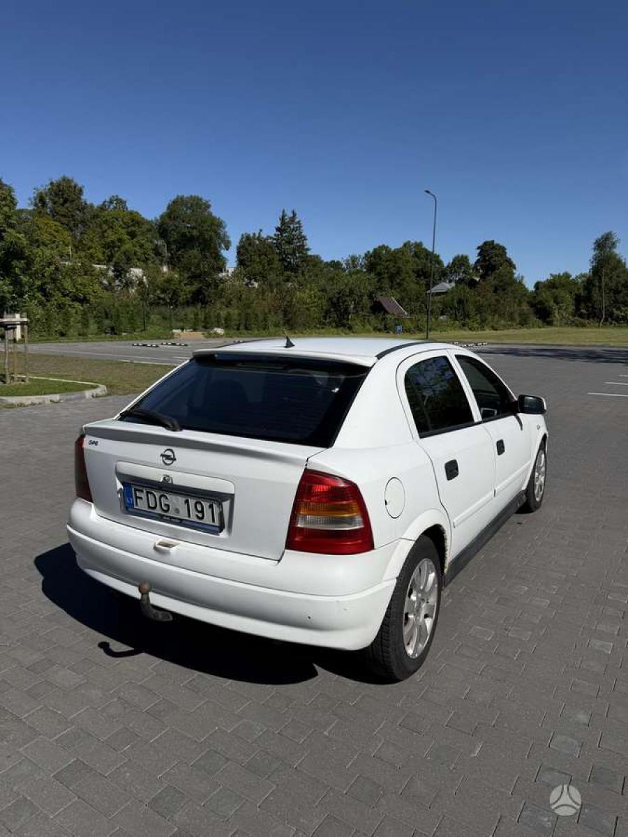 White Opel Astra 2001 in Kaunas, with an engine capacity of 2.00 L and mileage of 210 thousand km for 660 €, photo 8 on AUTOMOTO.COM.LV