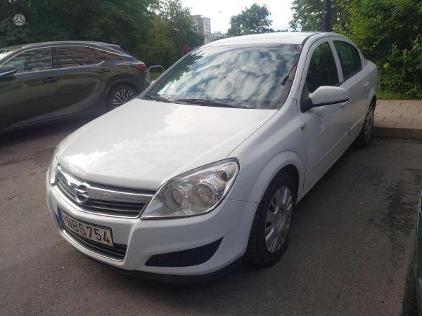 White Opel Astra 2008 in Vilnius, with an engine capacity of 1.69 L and mileage of 282 thousand km for 1250 €, photo 1 on AUTOMOTO.COM.LV