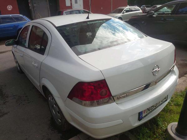 White Opel Astra 2008 in Vilnius, with an engine capacity of 1.69 L and mileage of 282 thousand km for 1250 €, photo 2 on AUTOMOTO.COM.LV