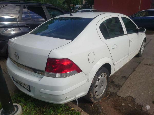 White Opel Astra 2008 in Vilnius, with an engine capacity of 1.69 L and mileage of 282 thousand km for 1250 €, photo 3 on AUTOMOTO.COM.LV