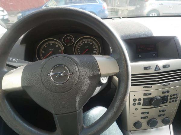 White Opel Astra 2008 in Vilnius, with an engine capacity of 1.69 L and mileage of 282 thousand km for 1250 €, photo 5 on AUTOMOTO.COM.LV
