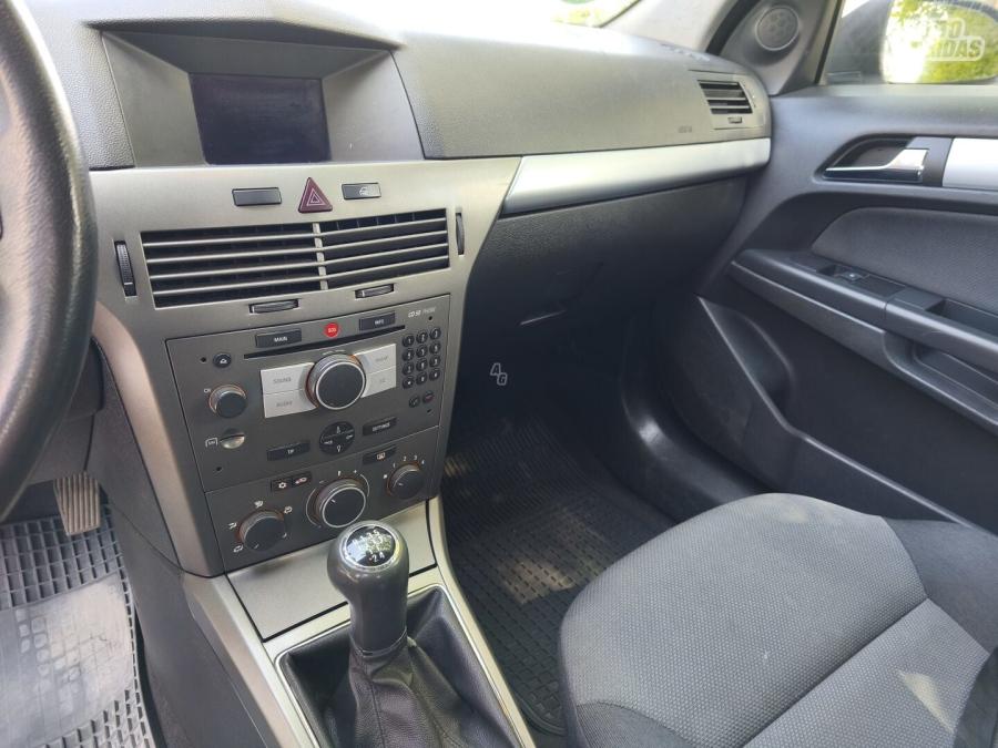 White Opel Astra 2005 in Kaunas, with an engine capacity of 1.70 L and mileage of 315 thousand km for 1000 €, photo 18 on AUTOMOTO.COM.LV