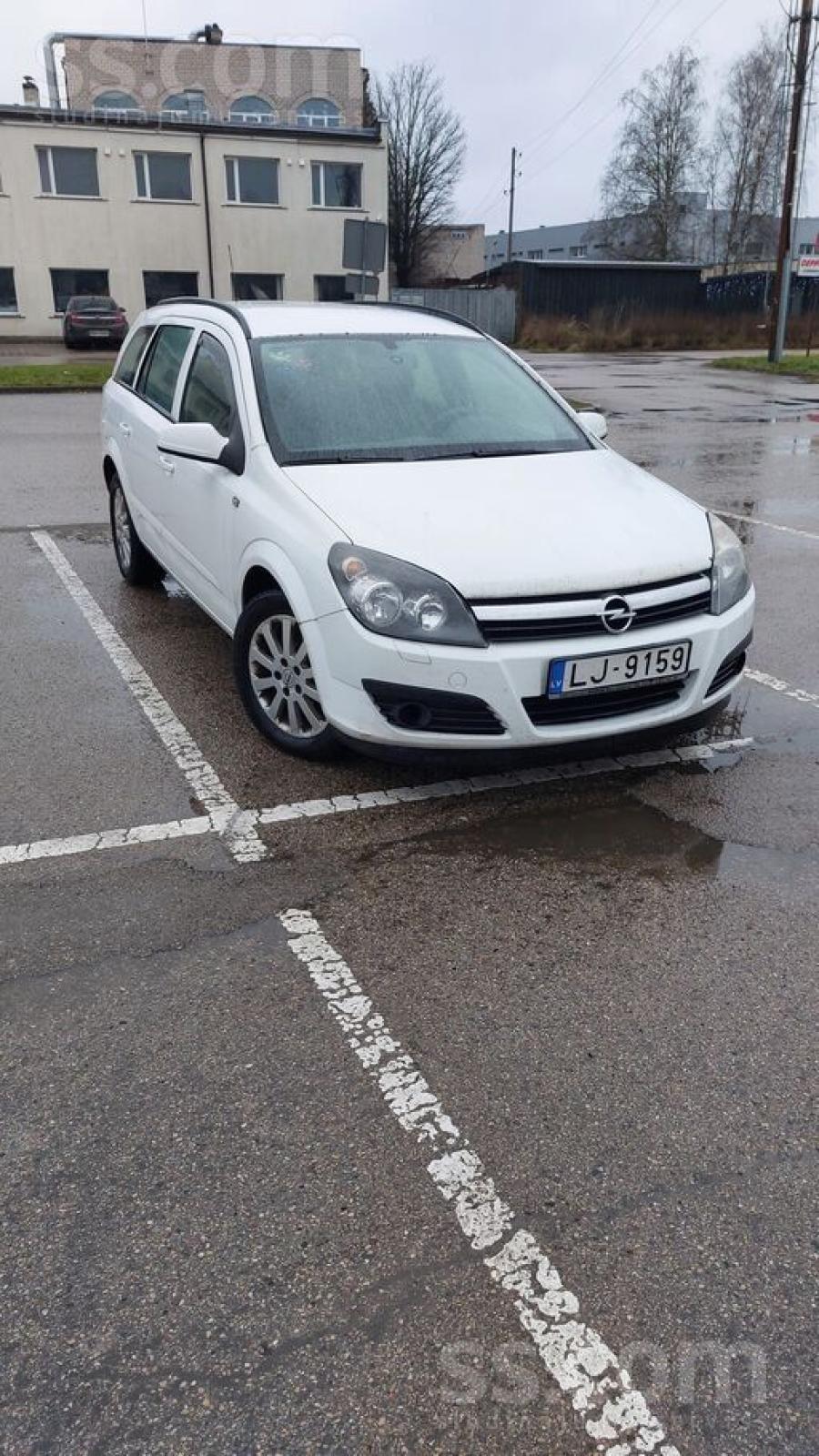 White Opel Astra 2006 in Ogre, with an engine capacity of 1.90 L and mileage of 332 thousand km for 1400 €, photo 1 on AUTOMOTO.COM.LV