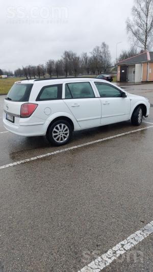White Opel Astra 2006 in Ogre, with an engine capacity of 1.90 L and mileage of 332 thousand km for 1400 €, photo 3 on AUTOMOTO.COM.LV