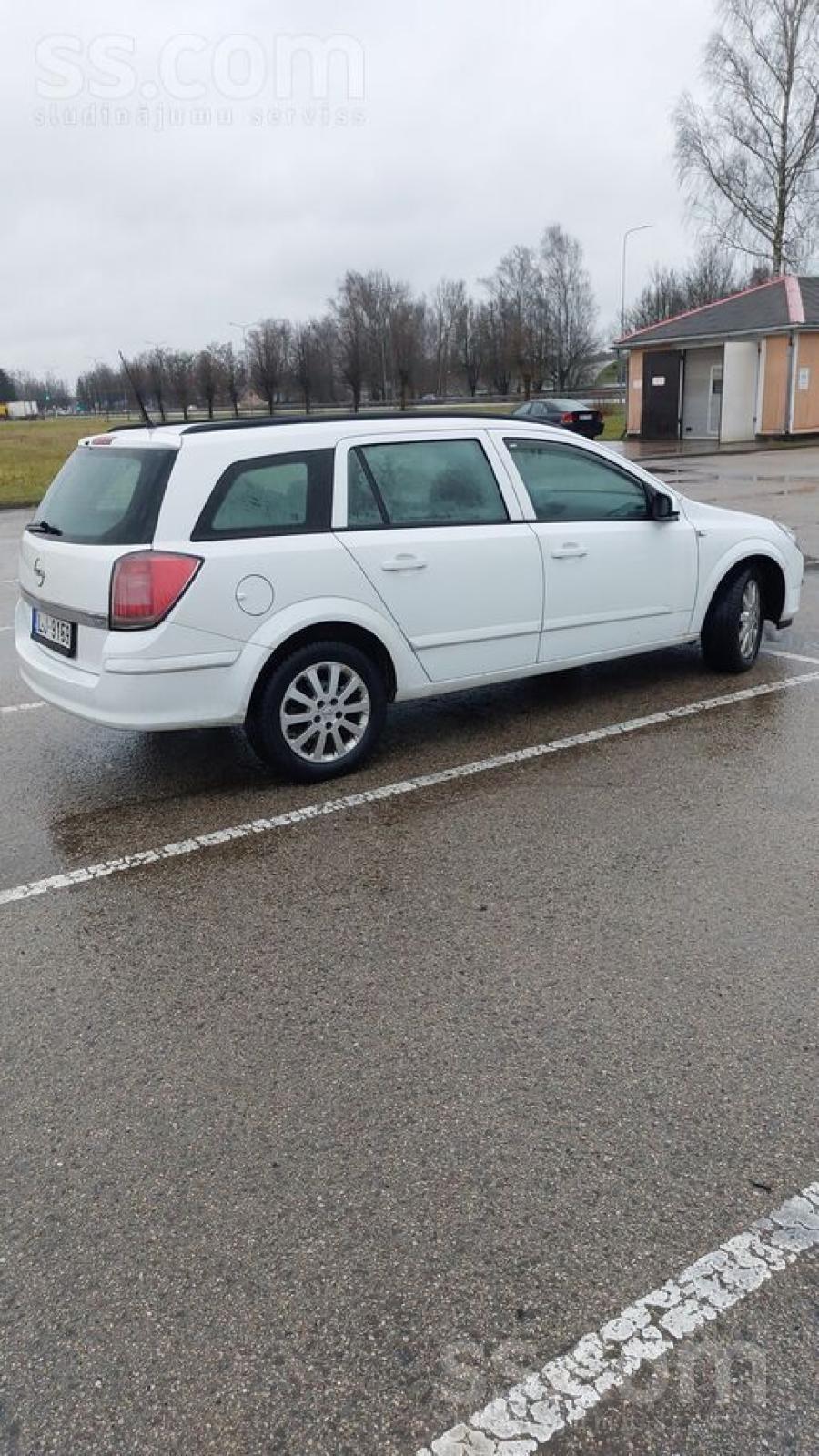 White Opel Astra 2006 in Ogre, with an engine capacity of 1.90 L and mileage of 332 thousand km for 1400 €, photo 3 on AUTOMOTO.COM.LV