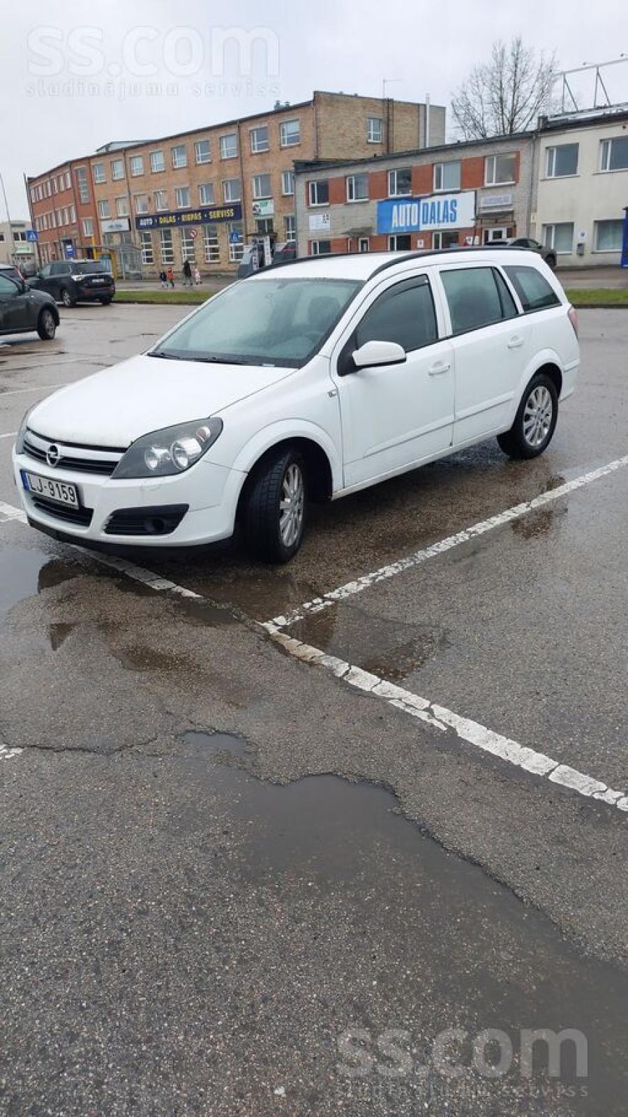 White Opel Astra 2006 in Ogre, with an engine capacity of 1.90 L and mileage of 332 thousand km for 1400 €, photo 5 on AUTOMOTO.COM.LV
