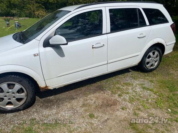 White Opel Astra 2007 in Tallinn, with an engine capacity of 1.40 L and mileage of 262 thousand km for 450 €, photo 9 on AUTOMOTO.COM.LV
