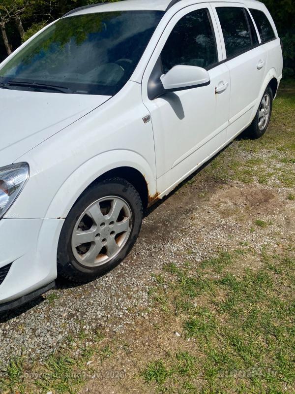 White Opel Astra 2007 in Tallinn, with an engine capacity of 1.40 L and mileage of 262 thousand km for 450 €, photo 10 on AUTOMOTO.COM.LV