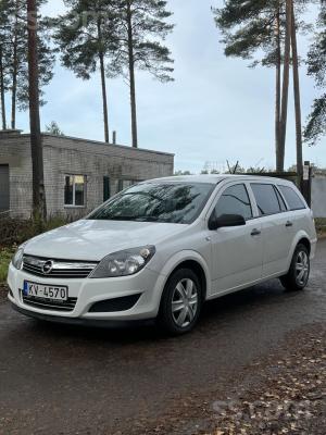 White Opel Astra 2009 in Riga, with an engine capacity of 1.30 L and mileage of 370 thousand km for 800 €, photo  on AUTOMOTO.COM.LV