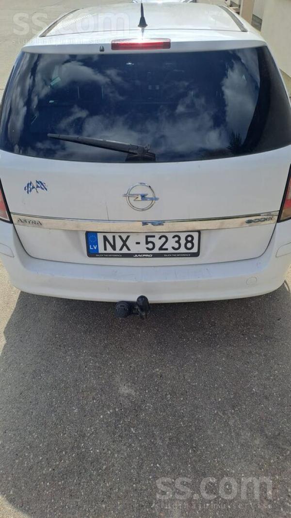 Balts Opel Astra 2010 Madona, ar dzinēja tilpumu 1.70 L un nobraukumu 373 tūkst. km par 1850 €, foto 5 vietnē AUTOMOTO.COM.LV
