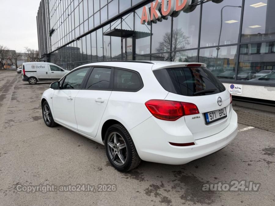 White Opel Astra 2011 in Tallinn, with an engine capacity of 1.60 L and mileage of 182 thousand km for 3499 €, photo 3 on AUTOMOTO.COM.LV