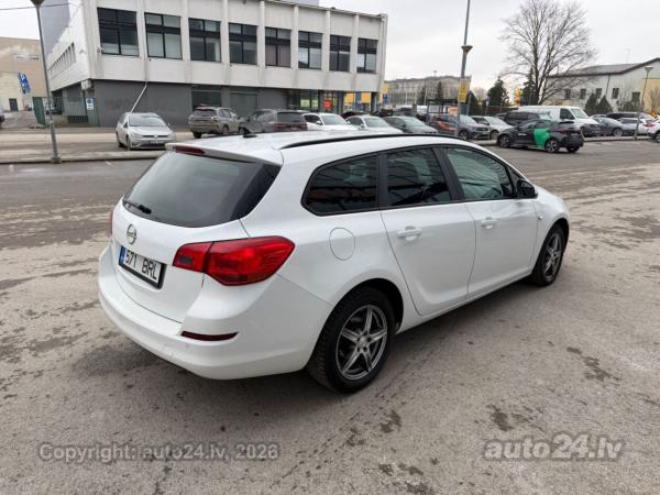 White Opel Astra 2011 in Tallinn, with an engine capacity of 1.60 L and mileage of 182 thousand km for 3499 €, photo 4 on AUTOMOTO.COM.LV