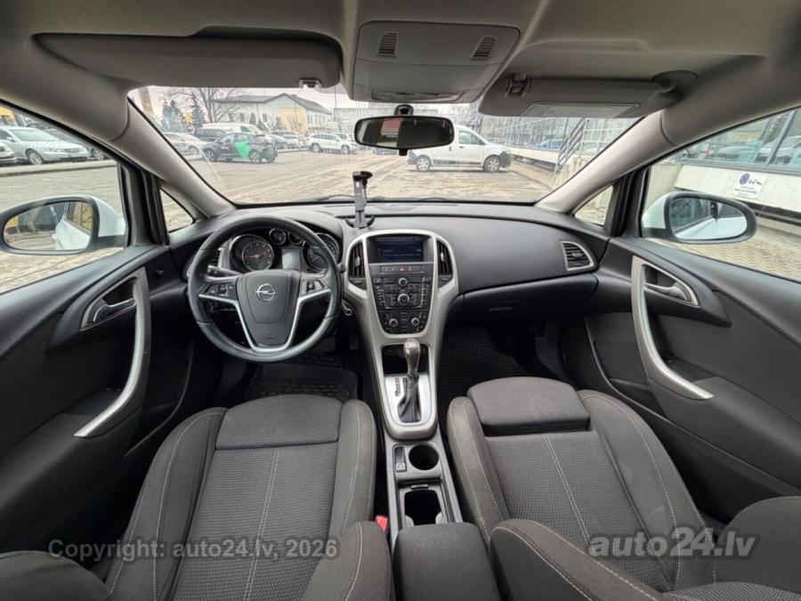 White Opel Astra 2011 in Tallinn, with an engine capacity of 1.60 L and mileage of 182 thousand km for 3499 €, photo 5 on AUTOMOTO.COM.LV