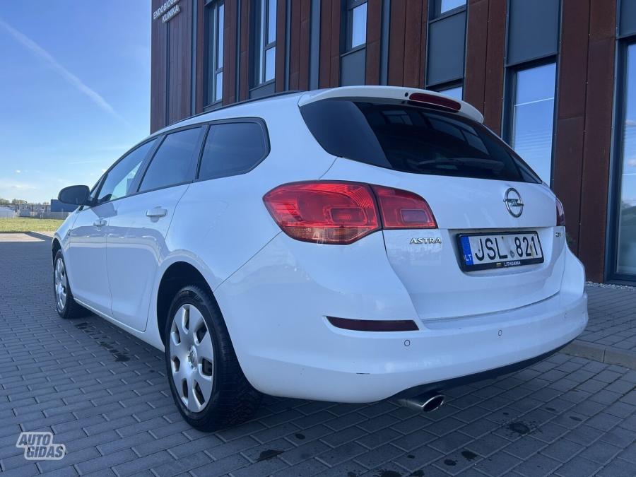 White Opel Astra 2011 in Kaunas, with an engine capacity of 2.00 L and mileage of 302 thousand km for 1890 €, photo 5 on AUTOMOTO.COM.LV