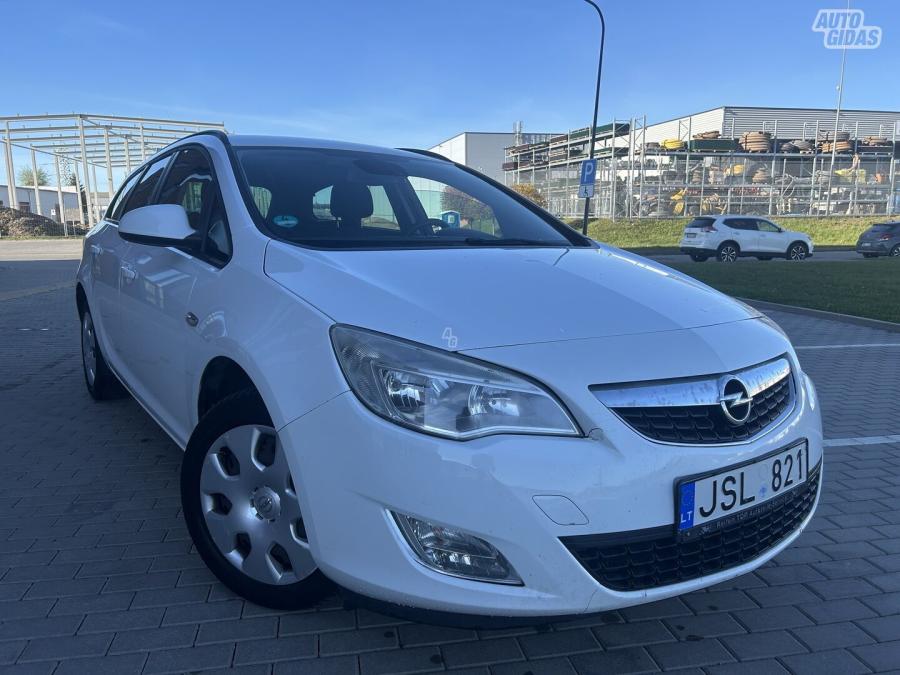 White Opel Astra 2011 in Kaunas, with an engine capacity of 2.00 L and mileage of 302 thousand km for 1890 €, photo 6 on AUTOMOTO.COM.LV