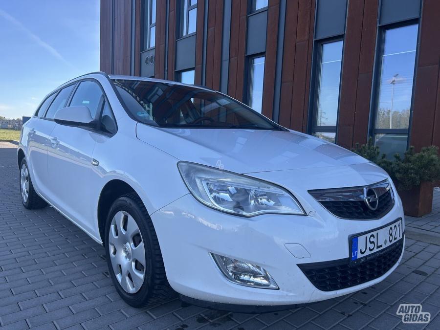 White Opel Astra 2011 in Kaunas, with an engine capacity of 2.00 L and mileage of 302 thousand km for 1890 €, photo 8 on AUTOMOTO.COM.LV