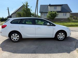 White Opel Astra 2011 in Alytus, with an engine capacity of 1.40 L and mileage of 180 thousand km for 2599 €, photo  on AUTOMOTO.COM.LV