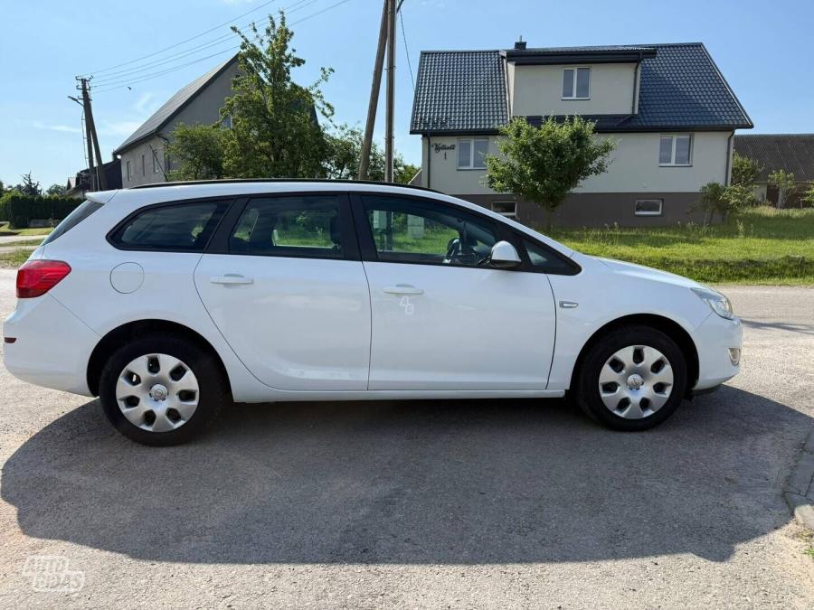 White Opel Astra 2011 in Alytus, with an engine capacity of 1.40 L and mileage of 180 thousand km for 2599 €, photo 1 on AUTOMOTO.COM.LV