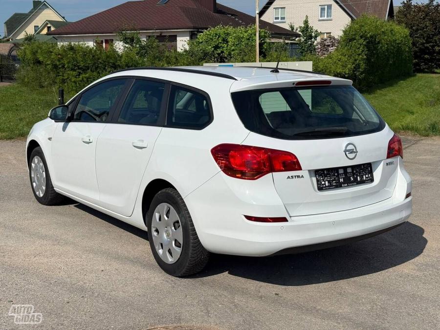 White Opel Astra 2011 in Alytus, with an engine capacity of 1.40 L and mileage of 180 thousand km for 2599 €, photo 3 on AUTOMOTO.COM.LV