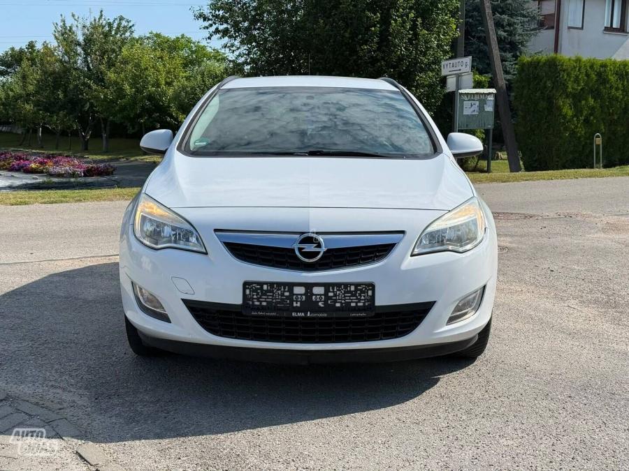 White Opel Astra 2011 in Alytus, with an engine capacity of 1.40 L and mileage of 180 thousand km for 2599 €, photo 4 on AUTOMOTO.COM.LV