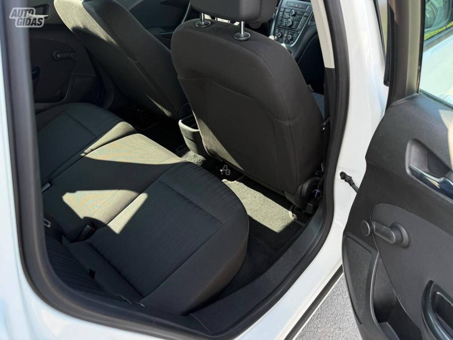White Opel Astra 2011 in Alytus, with an engine capacity of 1.40 L and mileage of 180 thousand km for 2599 €, photo 8 on AUTOMOTO.COM.LV