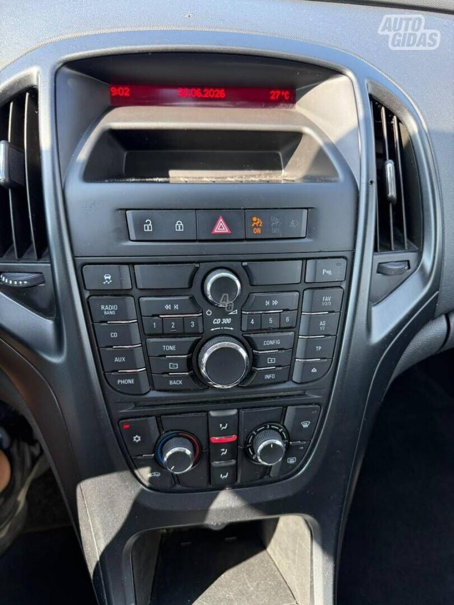 White Opel Astra 2011 in Alytus, with an engine capacity of 1.40 L and mileage of 180 thousand km for 2599 €, photo 11 on AUTOMOTO.COM.LV