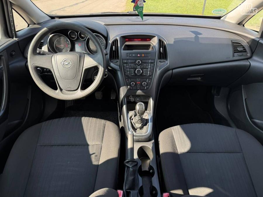White Opel Astra 2011 in Alytus, with an engine capacity of 1.40 L and mileage of 180 thousand km for 2599 €, photo 12 on AUTOMOTO.COM.LV