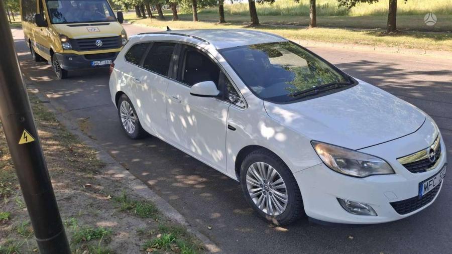 Белый Опель Астра 2011 в Вильнюс, объемом двигателя 1.69 л и пробегом 330 тыс. км за 1499 €, фото 1 на AUTOMOTO.COM.LV