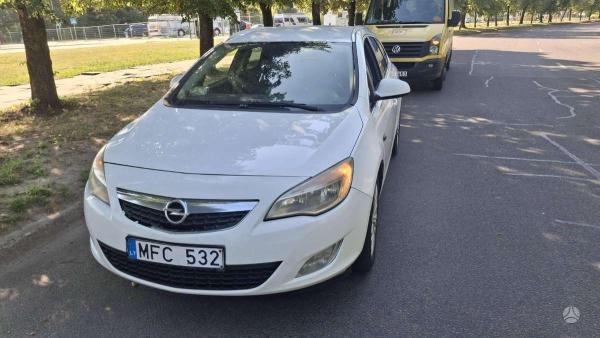Balts Opel Astra 2011 Viļņa, ar dzinēja tilpumu 1.69 L un nobraukumu 330 tūkst. km par 1499 €, foto 3 vietnē AUTOMOTO.COM.LV