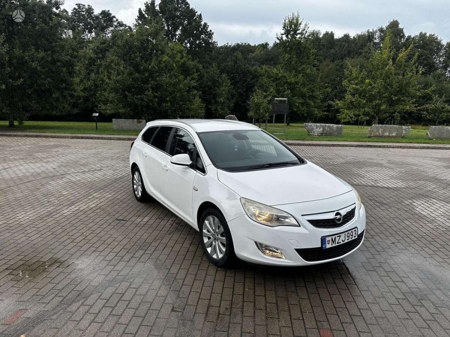 White Opel Astra 2011 in Taurage, with an engine capacity of 1.70 L and mileage of 330 thousand km for 2450 €, photo 1 on AUTOMOTO.COM.LV