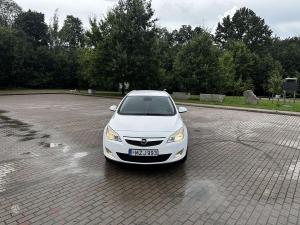 White Opel Astra 2011 in Taurage, with an engine capacity of 1.70 L and mileage of 330 thousand km for 2450 €, photo 3 on AUTOMOTO.COM.LV