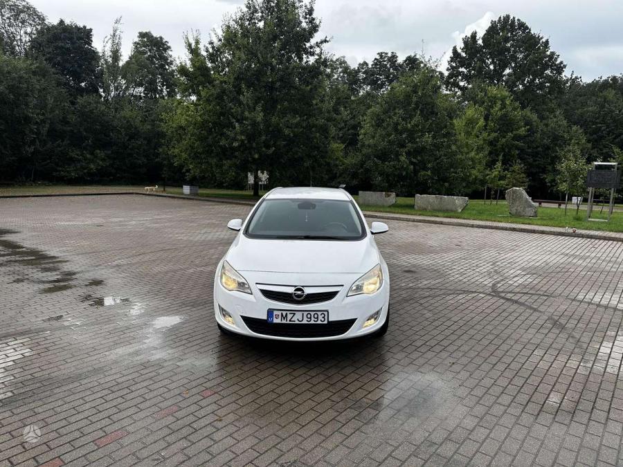 White Opel Astra 2011 in Taurage, with an engine capacity of 1.70 L and mileage of 330 thousand km for 2450 €, photo 3 on AUTOMOTO.COM.LV