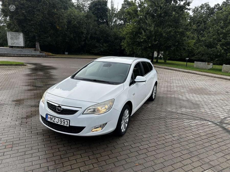 White Opel Astra 2011 in Taurage, with an engine capacity of 1.70 L and mileage of 330 thousand km for 2450 €, photo 4 on AUTOMOTO.COM.LV